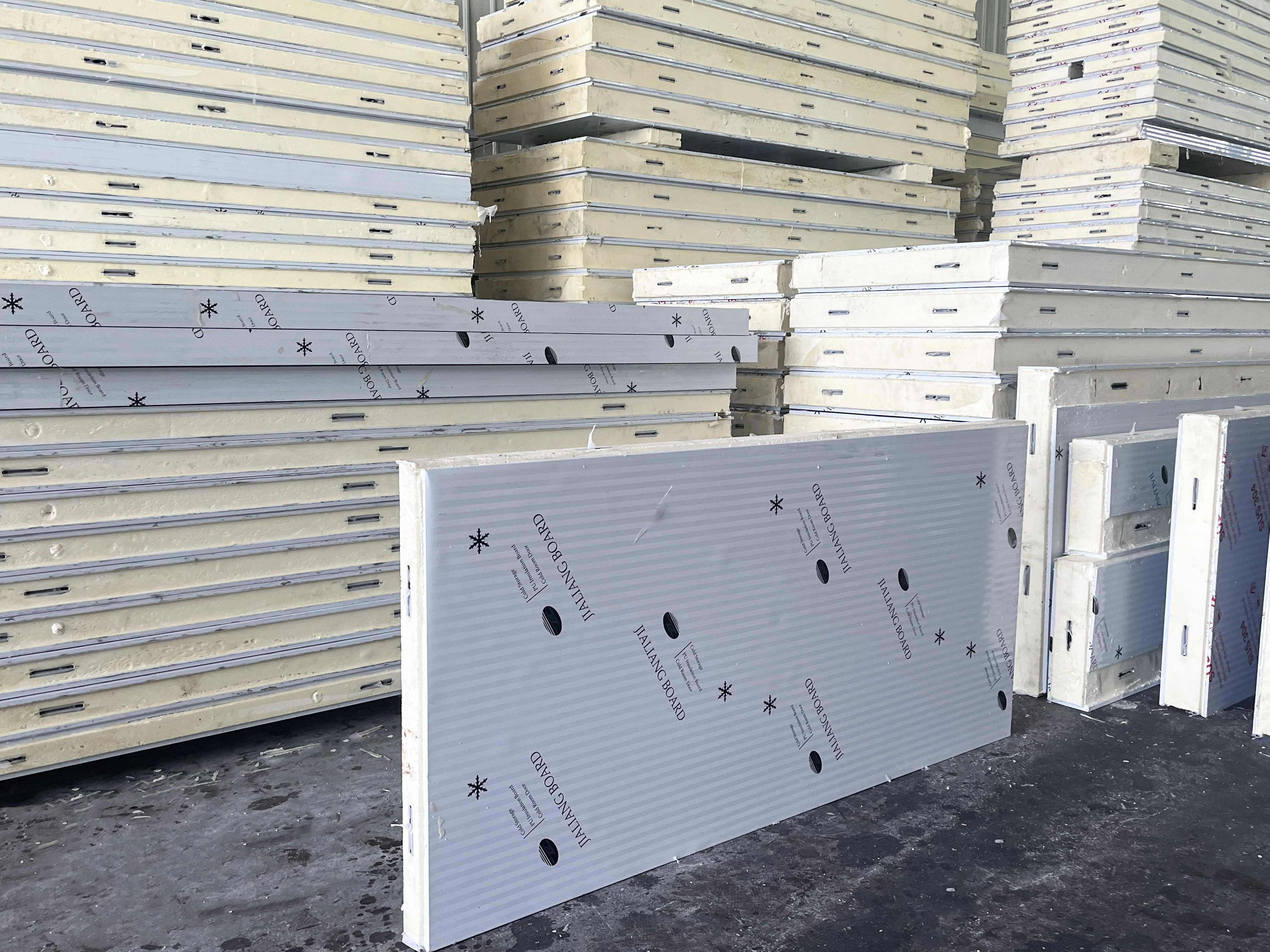 Easy-to-operate customized energy-saving cold storage