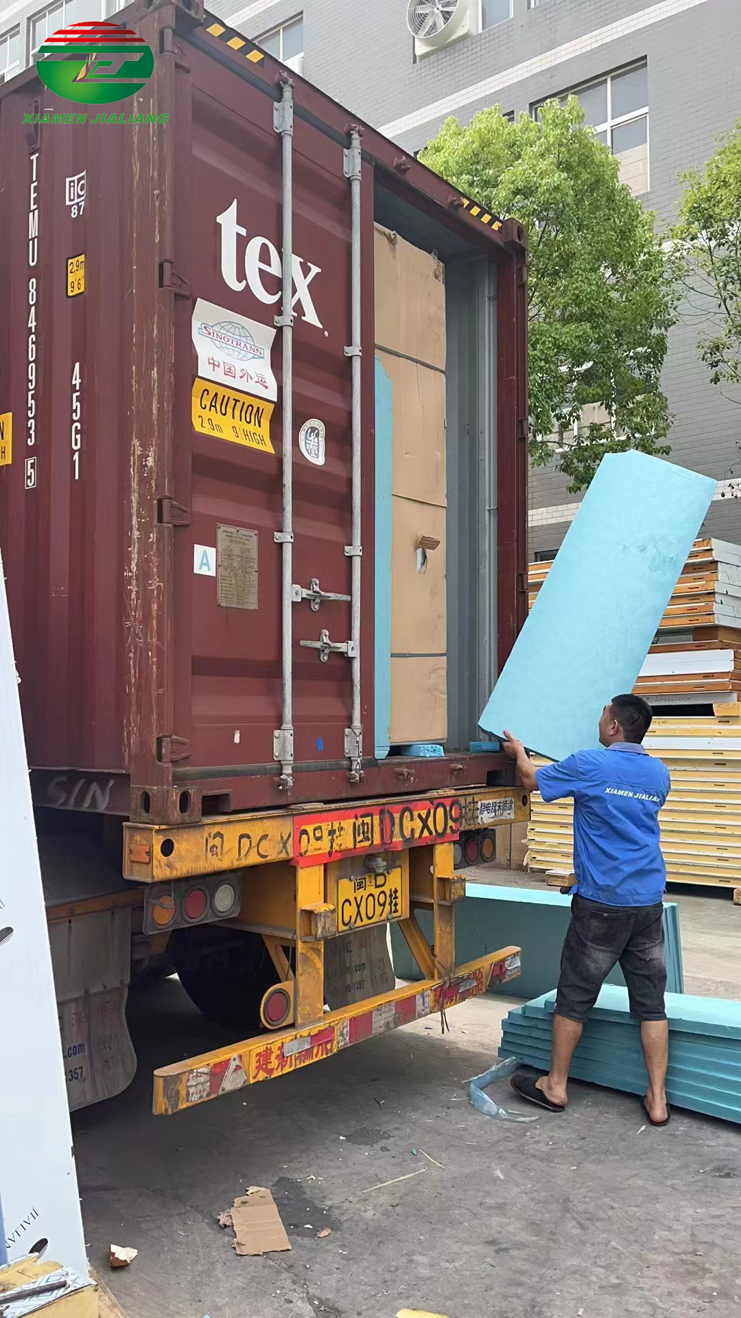 Fully enclosed container cold storage