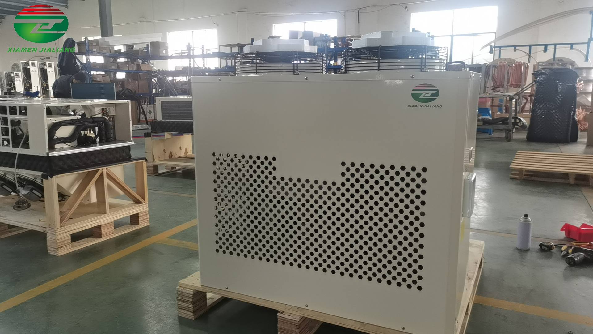 Energy-saving and consumption-reducing cold storage unit