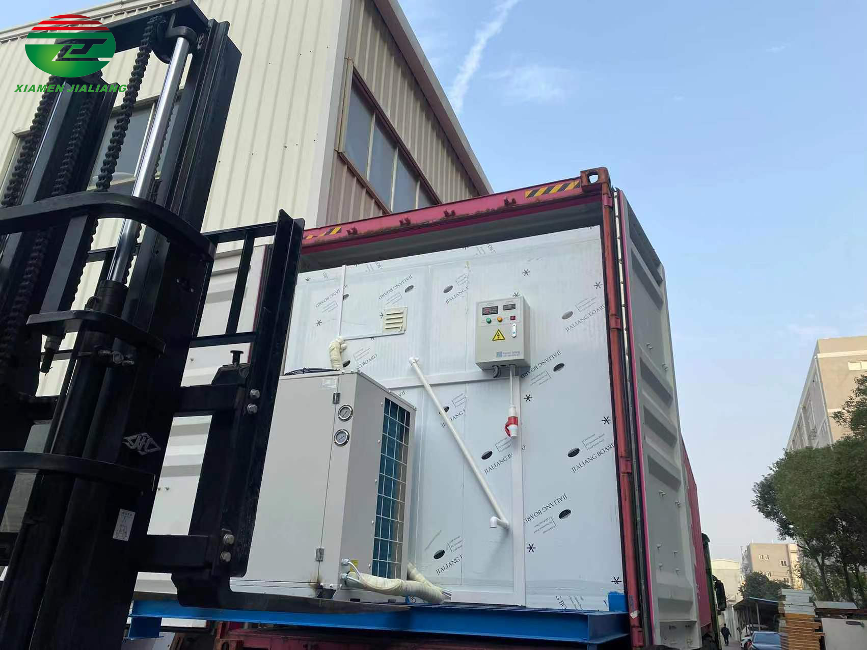 Flexible distribution container cold storage