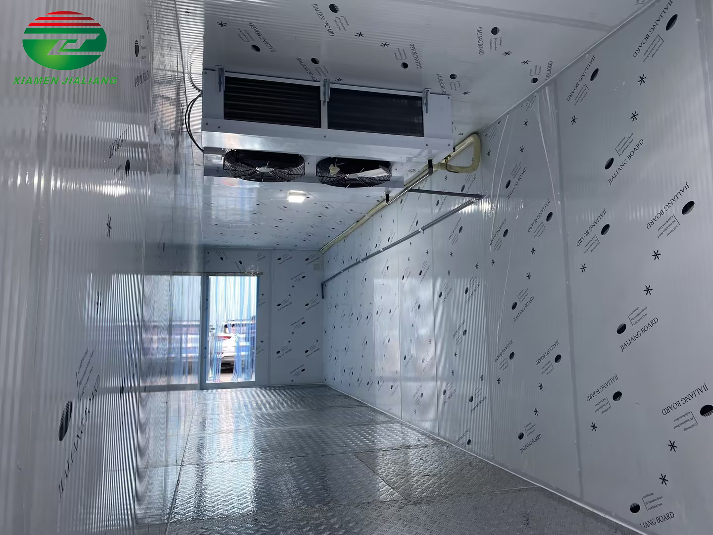 Automatic container cold storage
